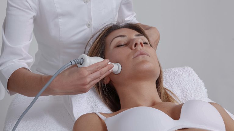 Cách RF Thay Đổi Cách Chúng Ta Điều Trị Tình Trạng Rụng Tóc